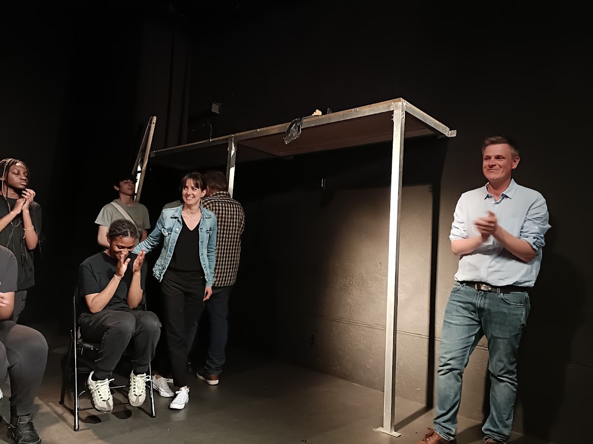 Des jeunes acteurs contre la violence : Quand le théâtre devient une ...